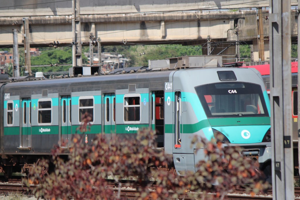 Linha 8-Diamante funciona com maiores intervalos devido alagamento