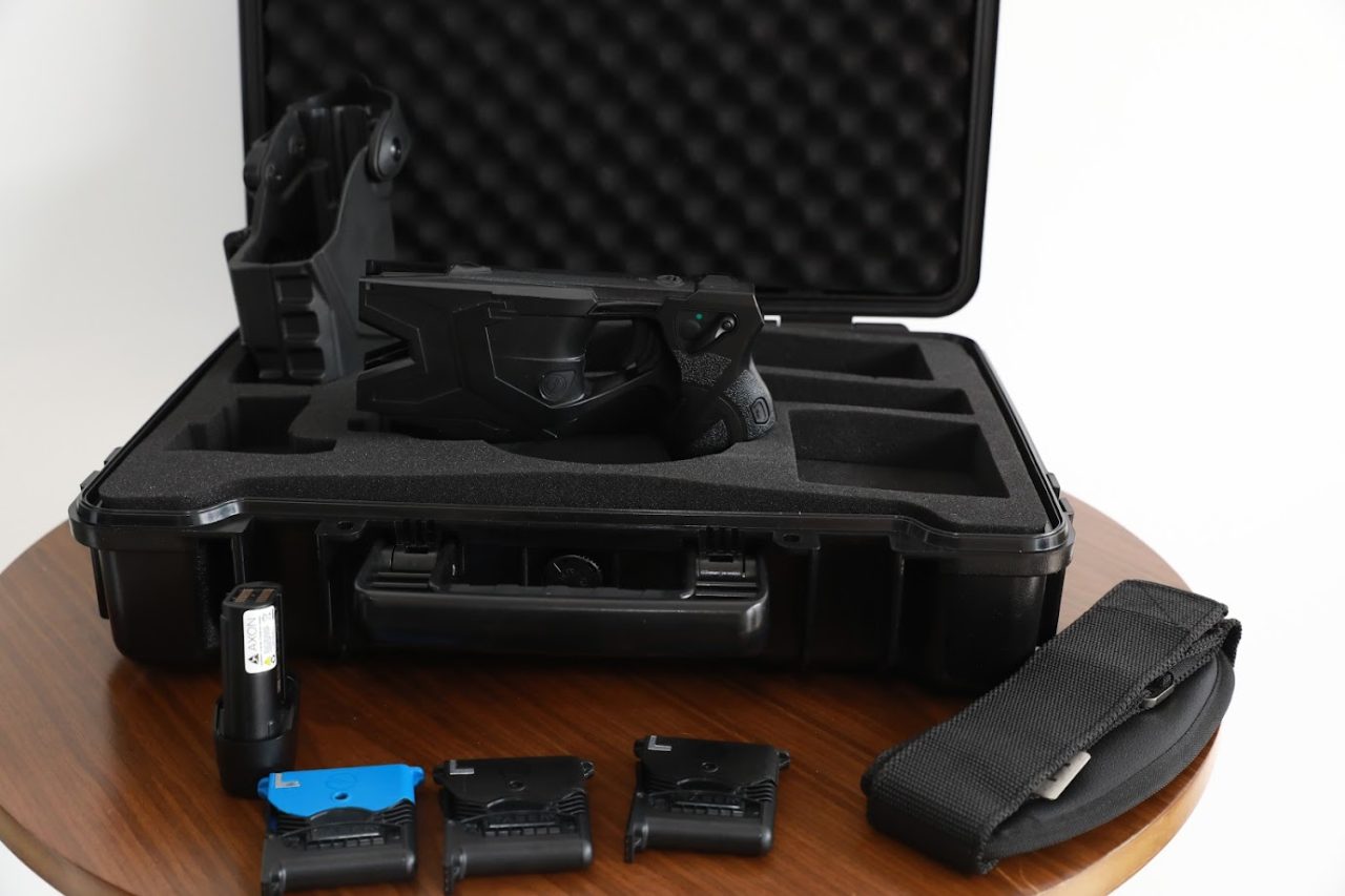 Metrô vai investir R$ 2,4 milhões em armas de choque (taser) para ...