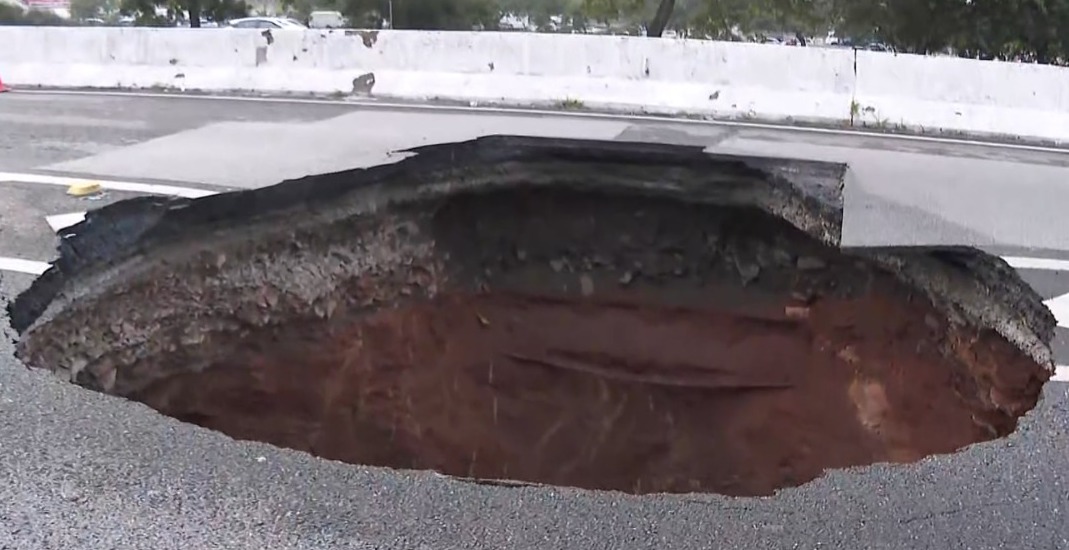 Cratera na Marginal Tietê levará pelo menos tres dias para ser fechada